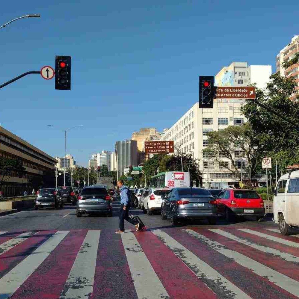 Ruas e avenidas de BH vão receber 22 novos detectores de avanço de sinal
