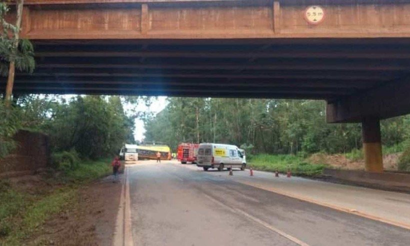Após quase 12 horas, BR-040 entre BH e RJ é liberada - Estado de Minas