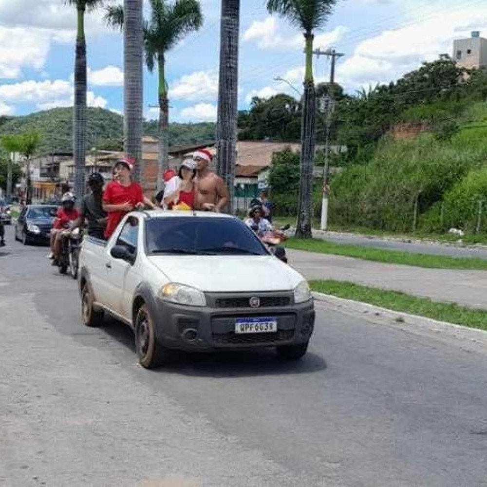 Papai Noel distribui balas para a criançada em cidades do interior de Minas