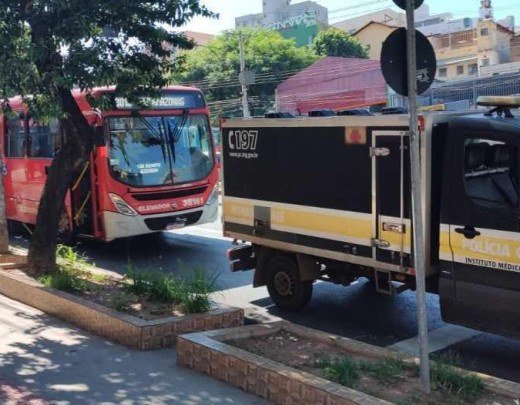 Mulher morre atropelada por ônibus na avenida Amazonas, em BH