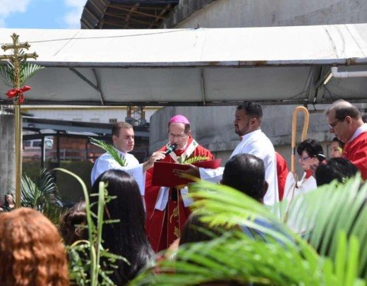 Fiéis participam da abertura da Semana Santa, na Catedral Cristo Rei