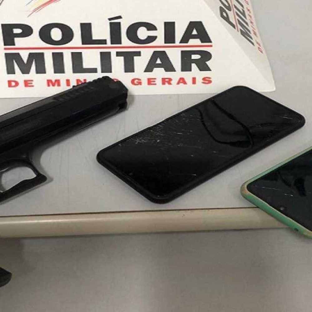 Adolescente com mandado é apreendido com simulacro raspado em BH