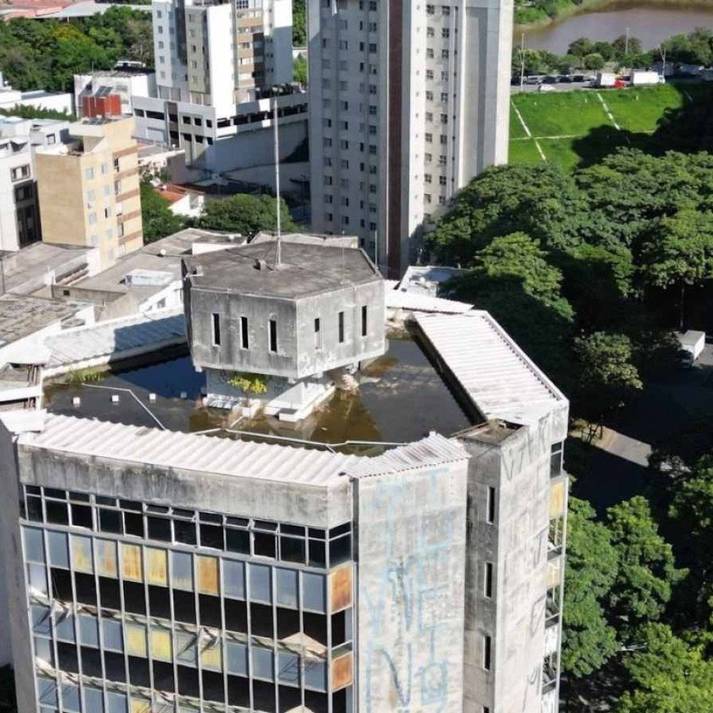 Denúncia: consumo de drogas e medo de foco de dengue em prédio ...