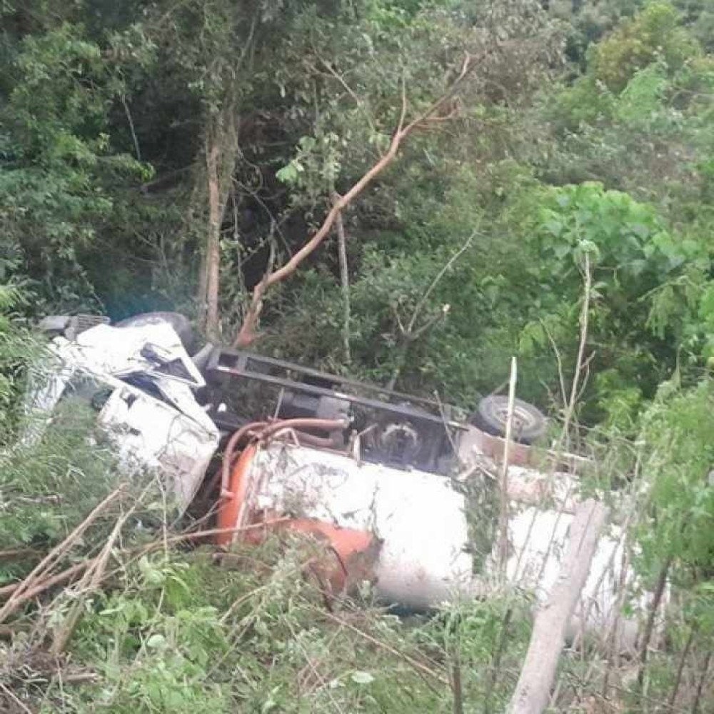 Caminhão sai da estrada e cai em barranco de cinco metros