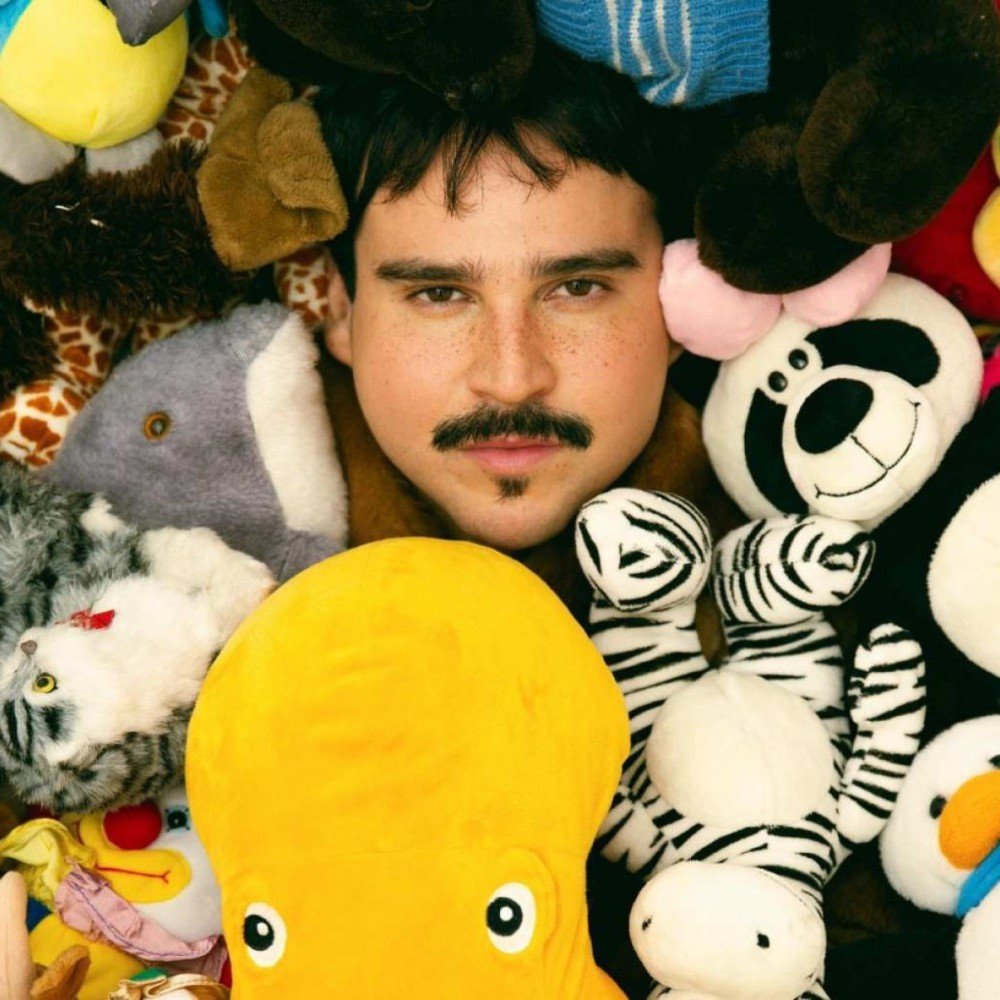 Rafa Chalub, o Esse Menino, estreia o programa 'Dando duro' na televisão