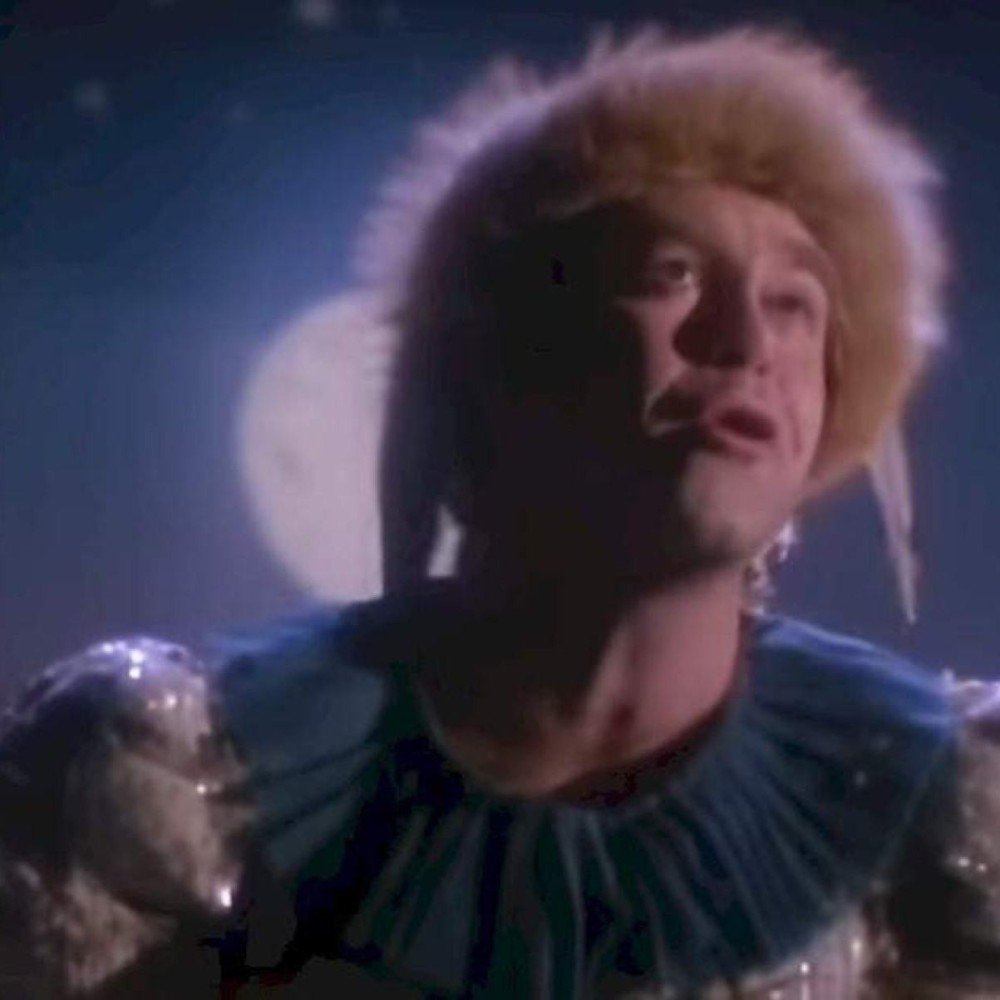 Elton John lança, pela primeira vez, o clipe 'Chloe'