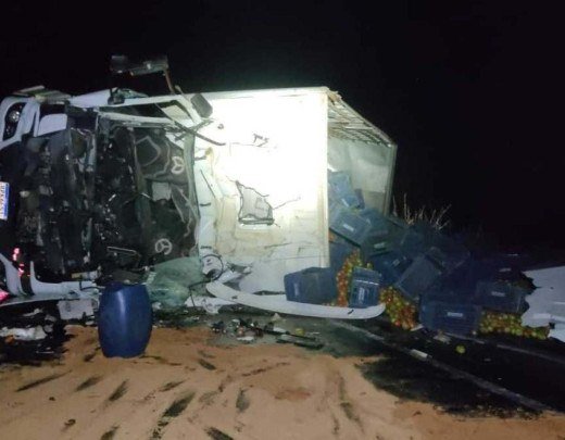 Acidente com caminhão e carreta mata uma pessoa e fecha rodovia em Minas