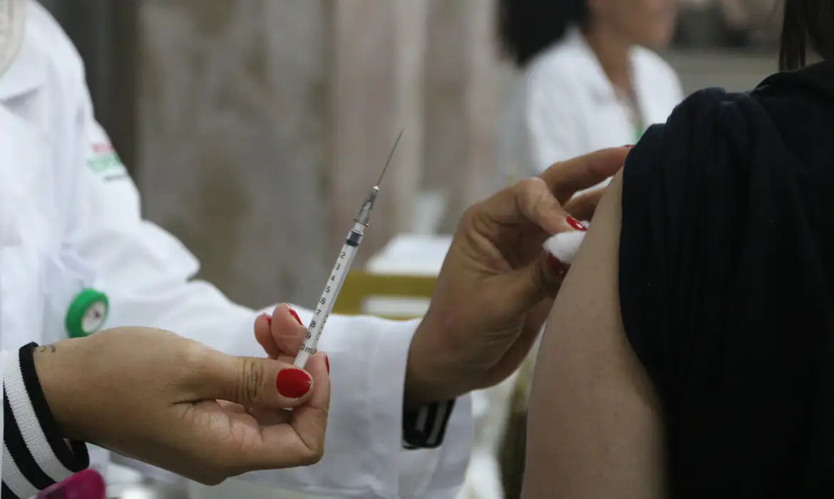 COVID-19: entenda como fica a vacinação por idade e grupo prioritário COVID-19: entenda como fica a vacinação por idade e grupo prioritário