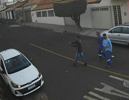 Motorista é roubado enquanto esperava mulher e filha; veja