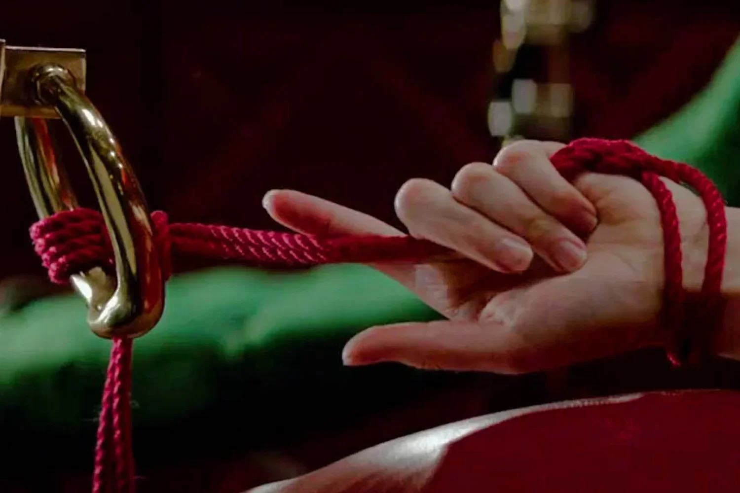 Ator de ’50 tons de cinza’ anuncia gravidez com modelo brasileira