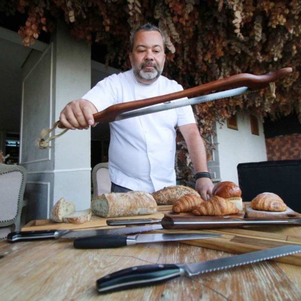 Lisa, de serra e até com formato de violino: as facas que padeiro de BH usa