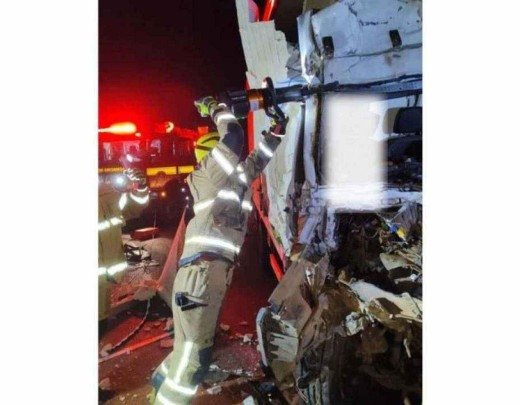 Acidente entre caminhão e carreta mata uma pessoa e fere outra na BR-040