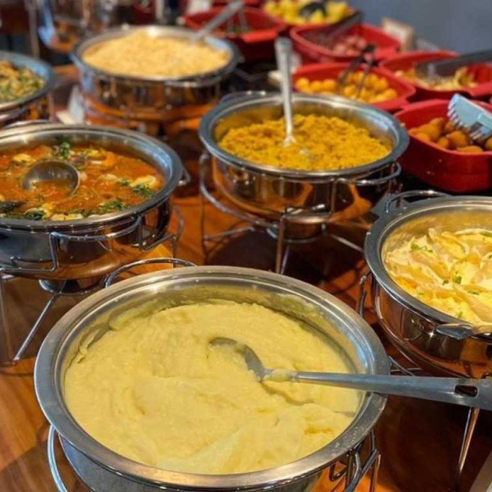 Comida a quilo completa 40 anos: você sabia que essa ideia surgiu em BH?