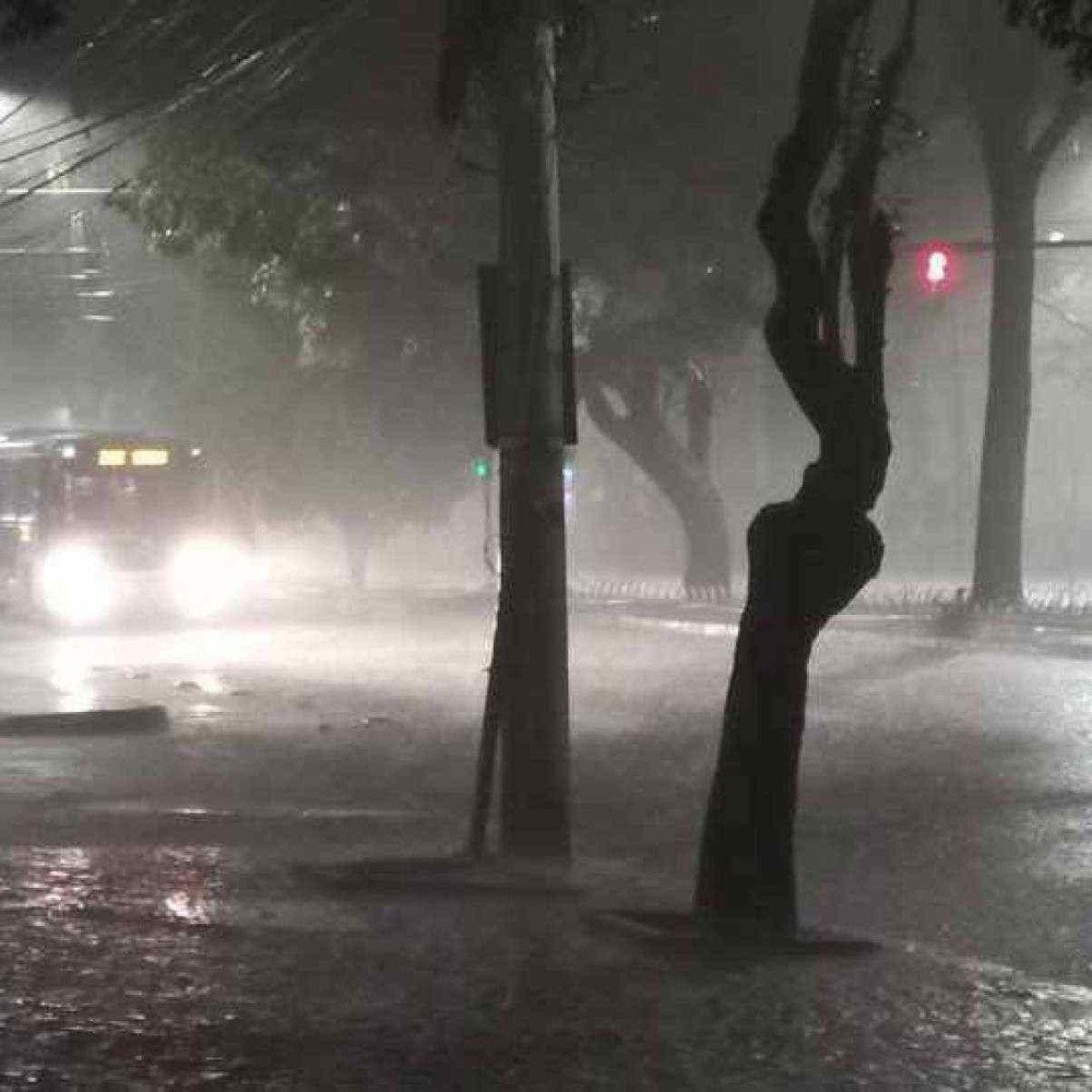 BH registra chuva forte na noite deste sábado (19/4)