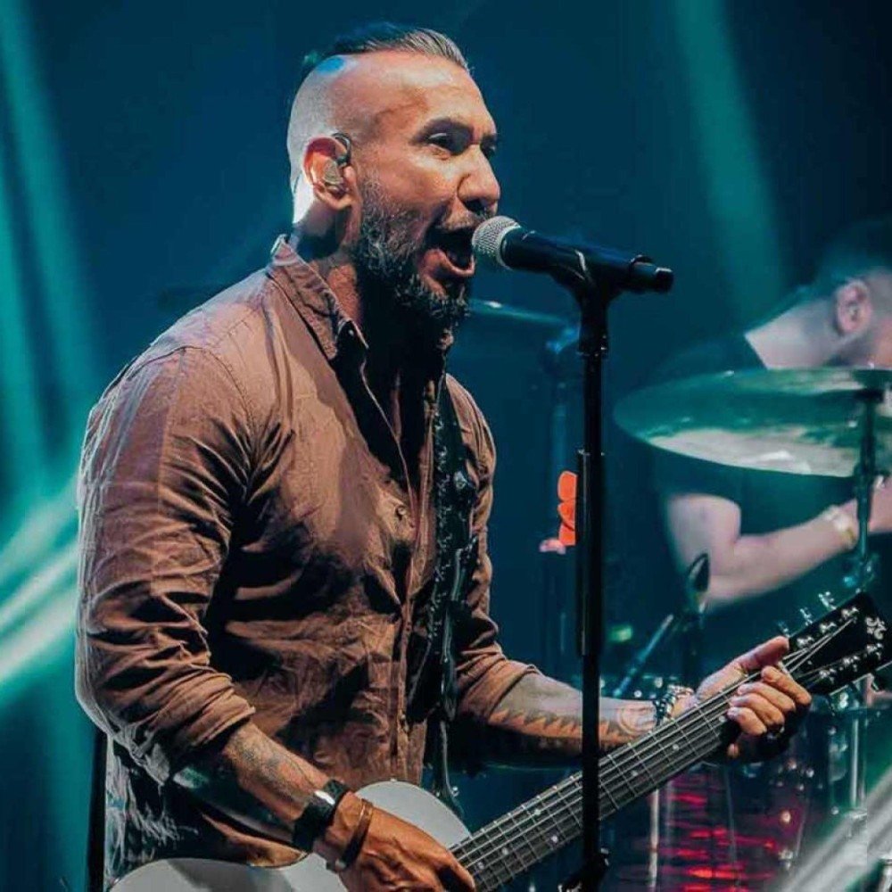 Ex-Raimundos, Rodolfo Abrantes volta aos palcos com o ‘aval divino’