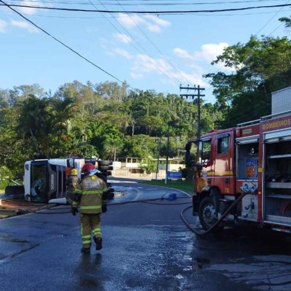 MG: 1ª estrada pavimentada do país está há mais de 6h interditada