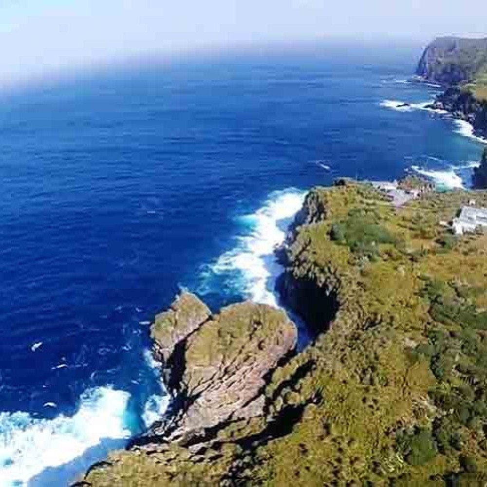 Saiba onde fica e o que existe na ilha habitada mais remota do mundo