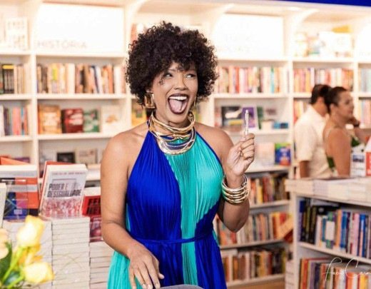 Isabel Fillardis lança livro e revela como enfrentou o racismo e doenças