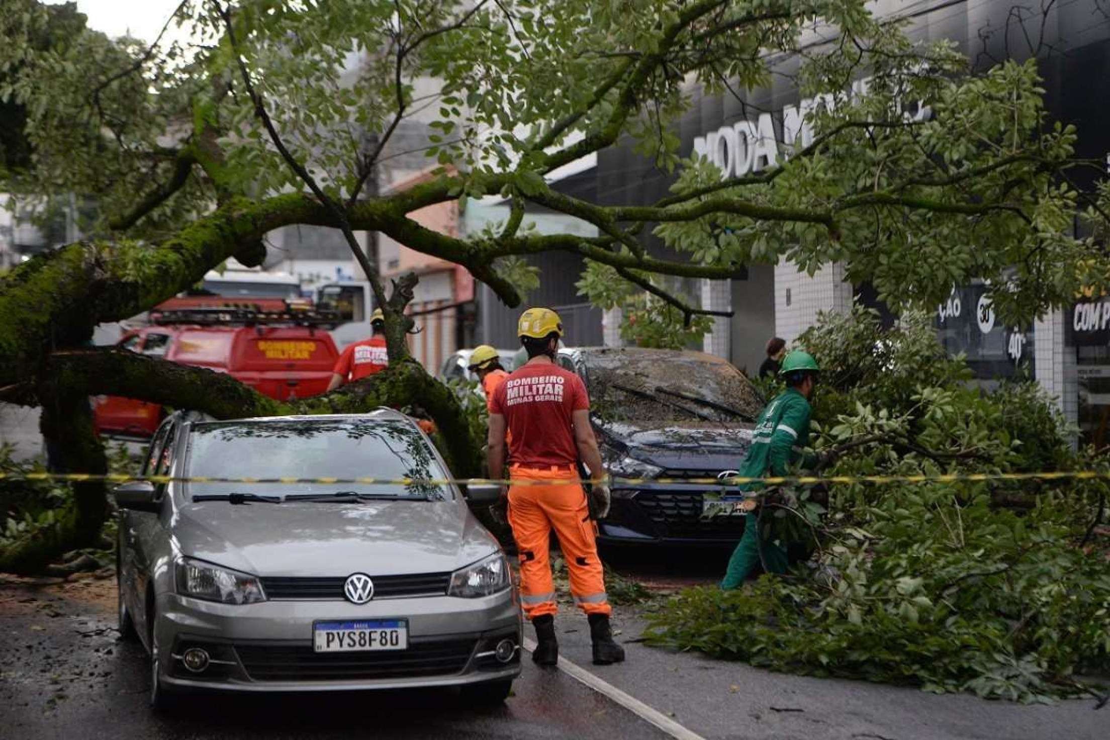 Galeria de fotos: ruas de BH após chuva de granizo nesta quarta (22/1)