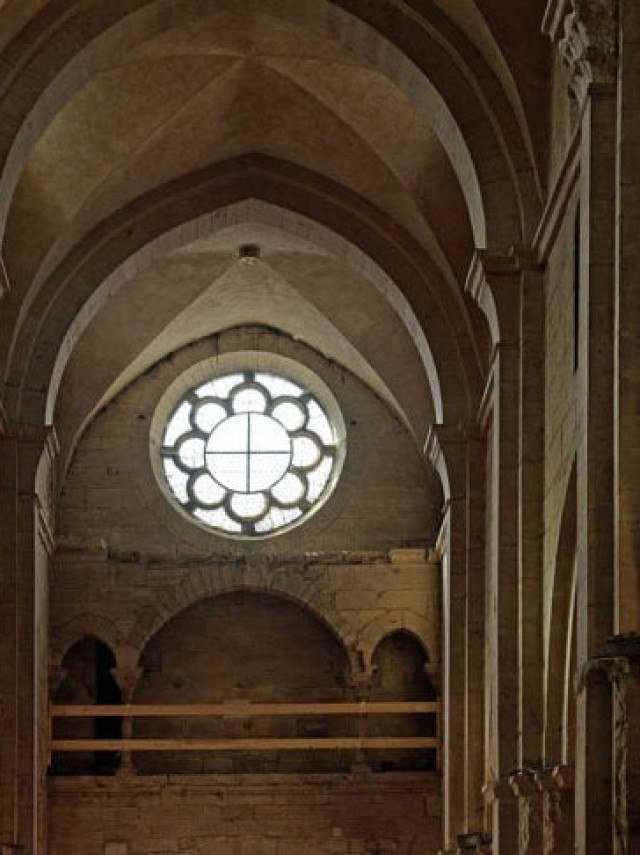 Arqueólogos descobrem sarcófagos do século VI em igreja da França