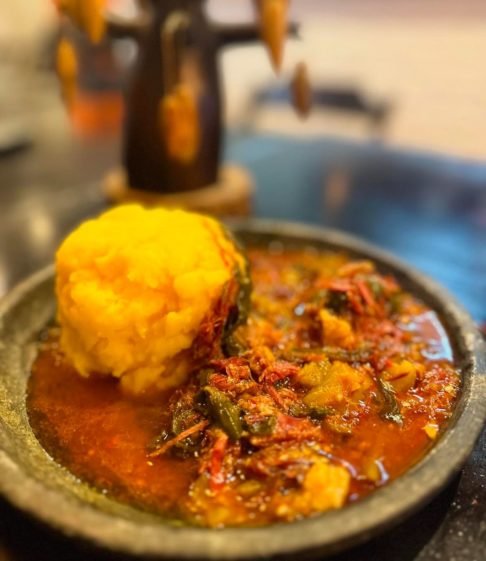 Restaurante atrai visitantes com culinária africana e fatura alto