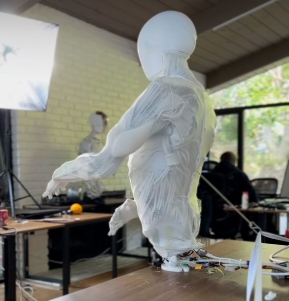 Robô humanoide parece ter músculo e faz movimentos surpreendentes