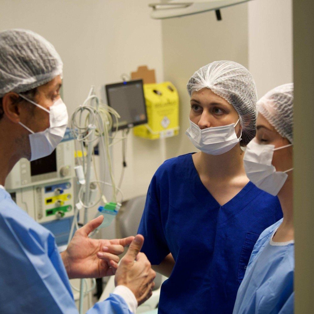 "Made in BH": médico mineiro ensina técnica ocular a ucranianas