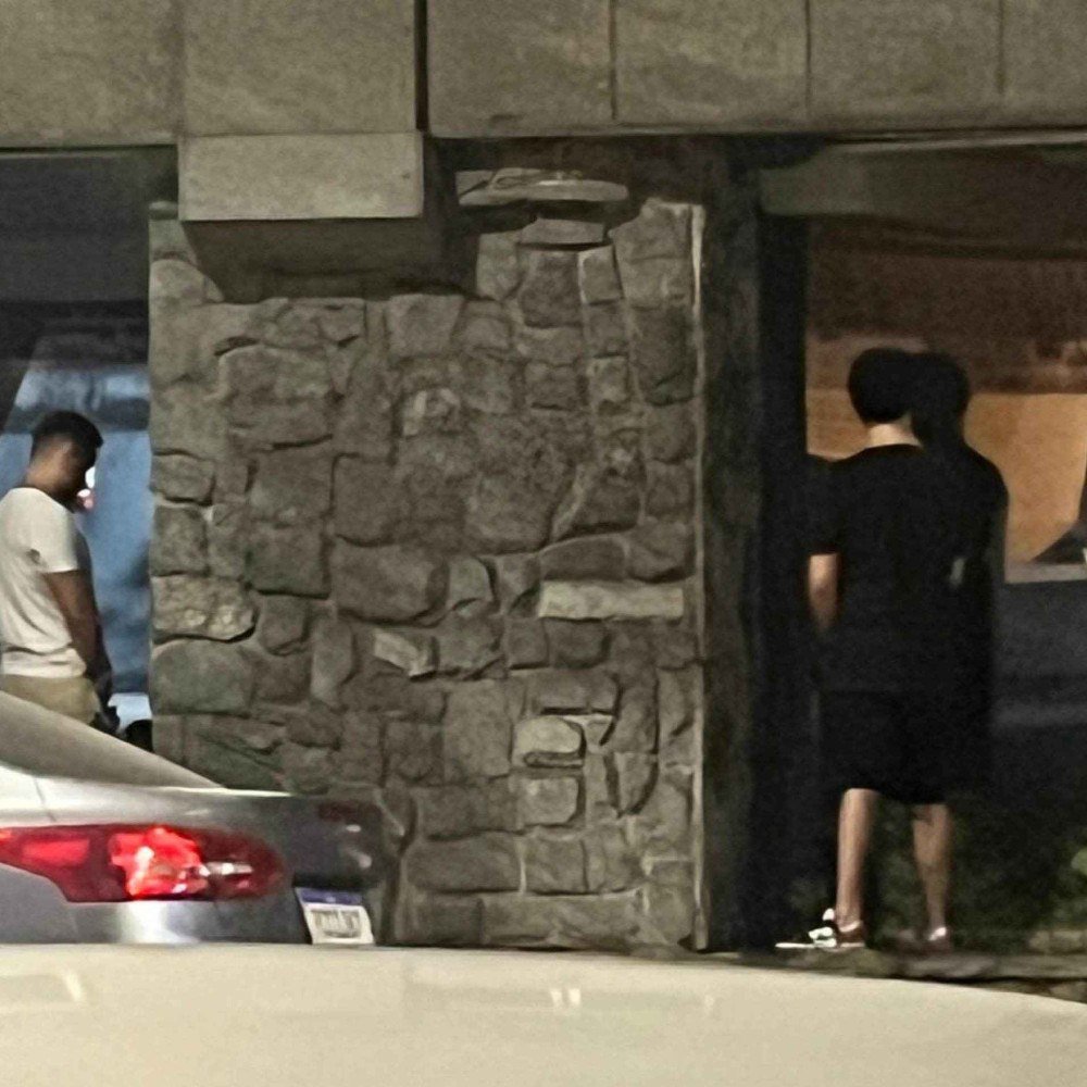 Foliões começam carnaval dando mau exemplo e urinam em ruas e avenidas