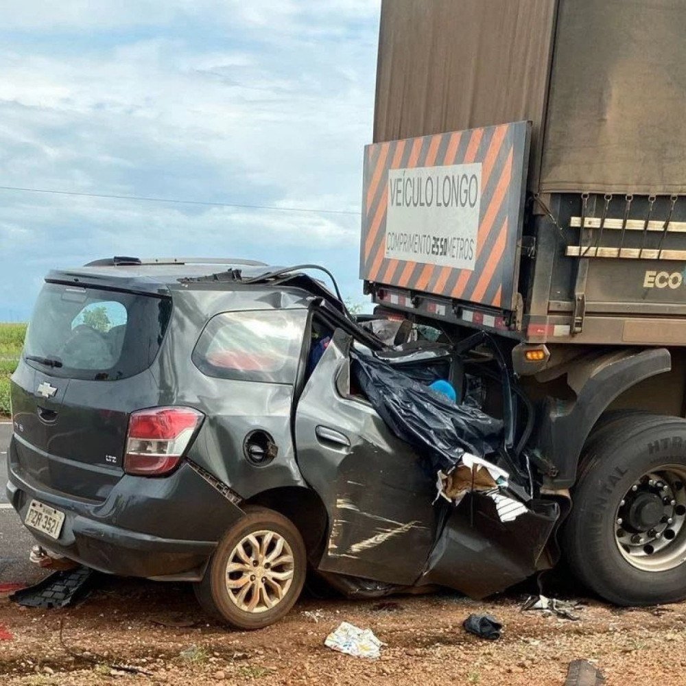 Carro bate na traseira de caminhão parado em rodovia e cinco pessoas morrem