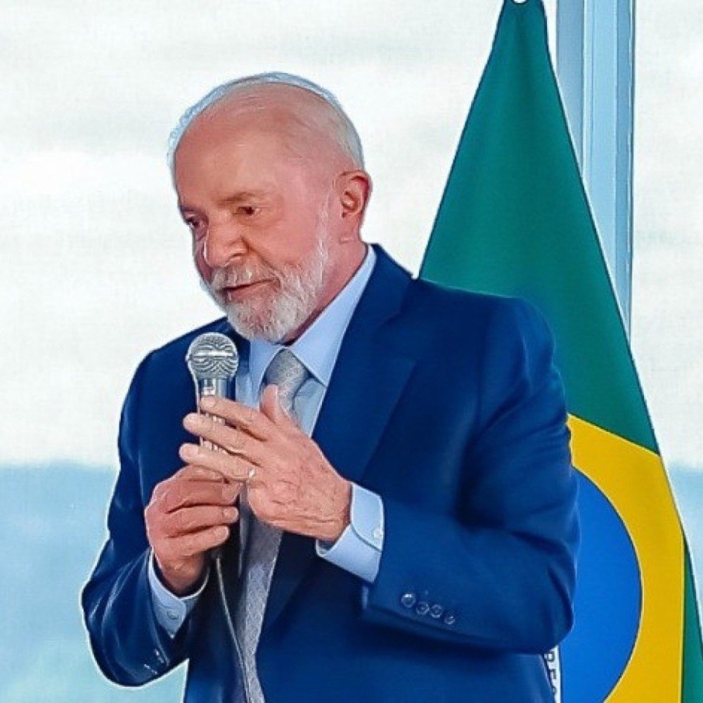 Lula sobre Eduardo Bolsonaro: 'Lambe-botas do Trump'