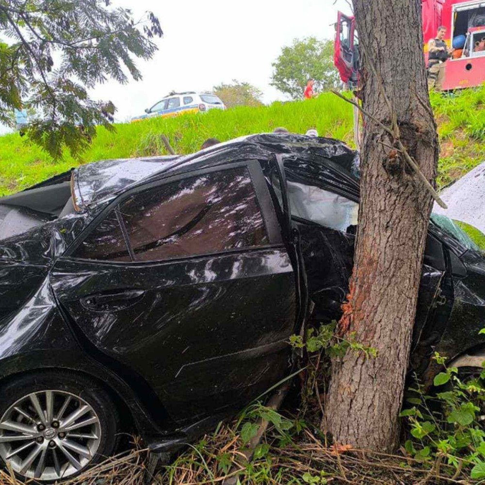 Carro sai da estrada e jovem morre em Governador Valadares
