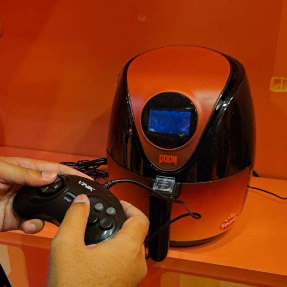 'Doom' na Airfryer viraliza e reforça meme na Gamescom Latam 2025