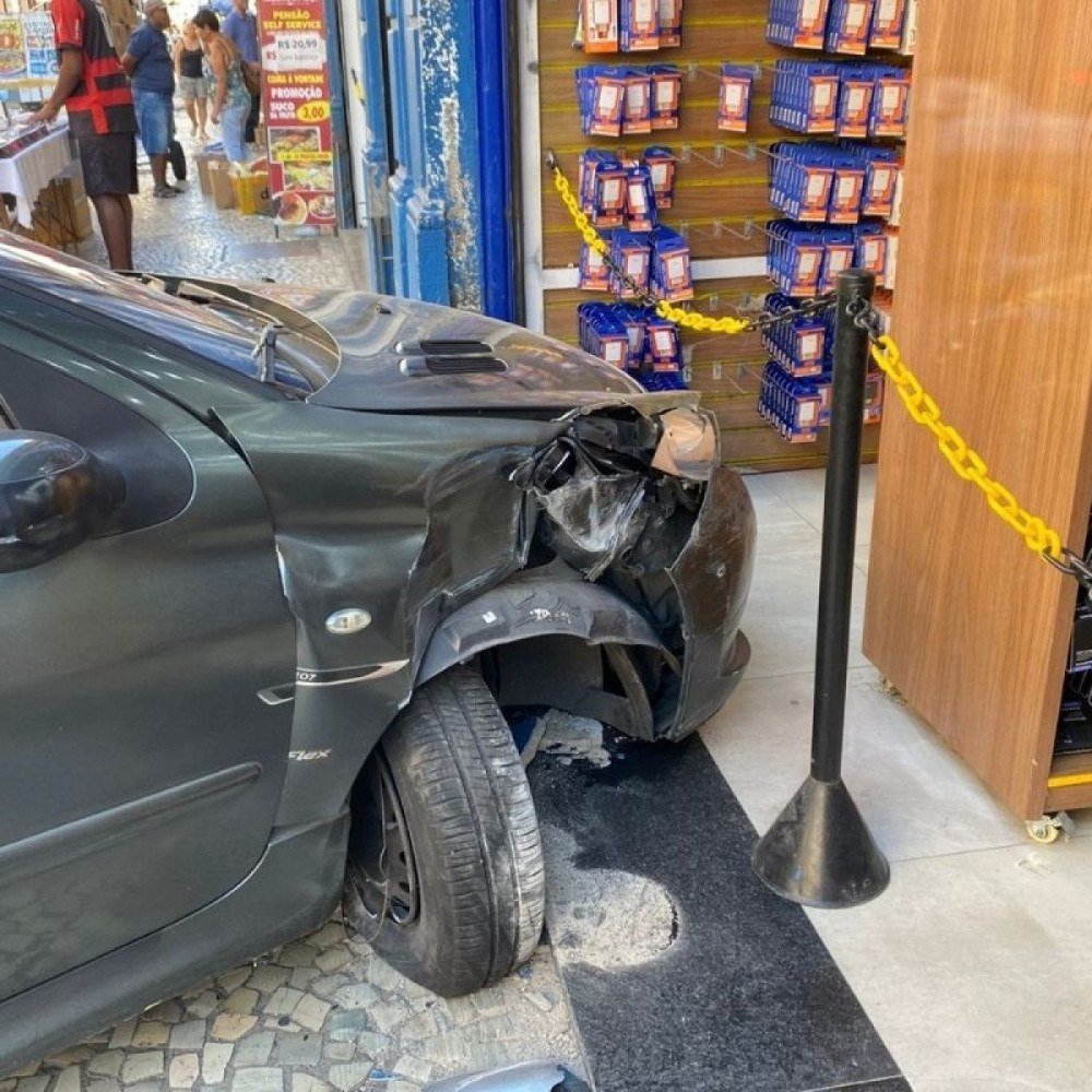 Carro desgovernado atropela três e invade loja