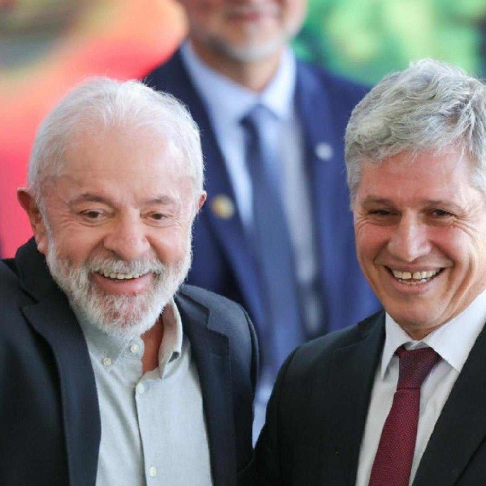 Lula afaga ministro pressionado pelo MST