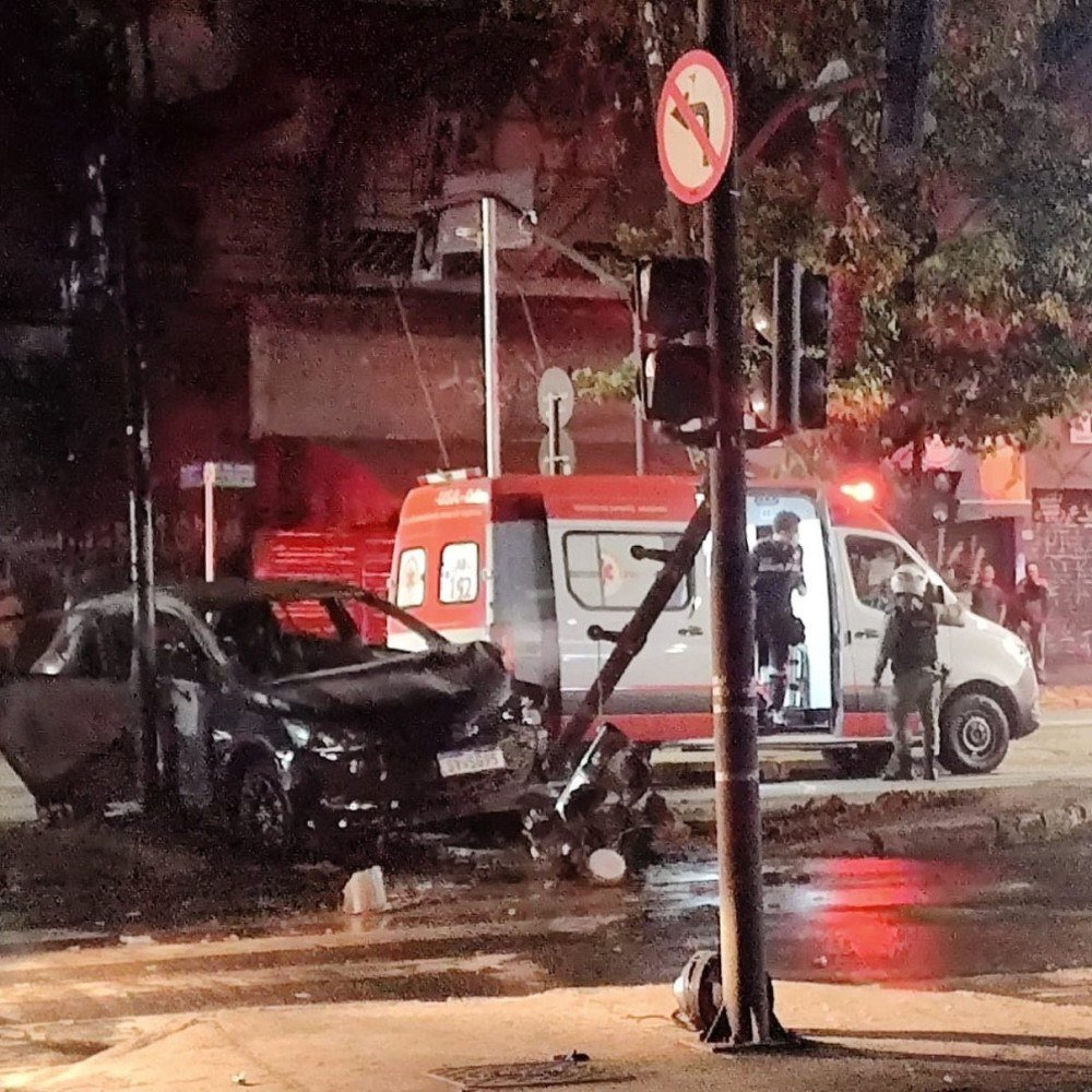 Carro bate em poste, explode e mulher morre na Avenida N.S. do Carmo