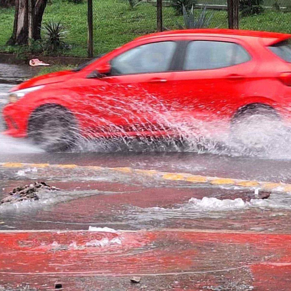 Belo Horizonte storm drain overflows as heavy rain causes flooding ...
