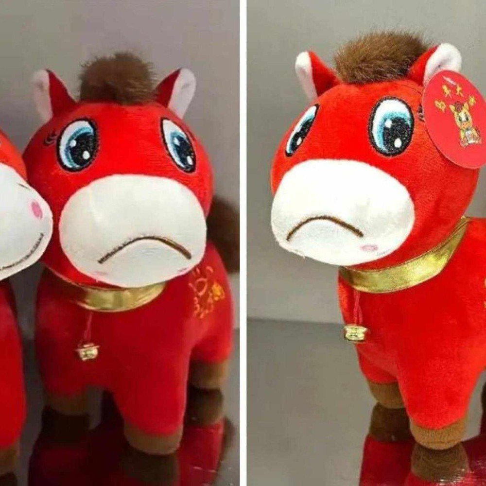 Sad plush horse becomes viral sensation in China | News Minimalist