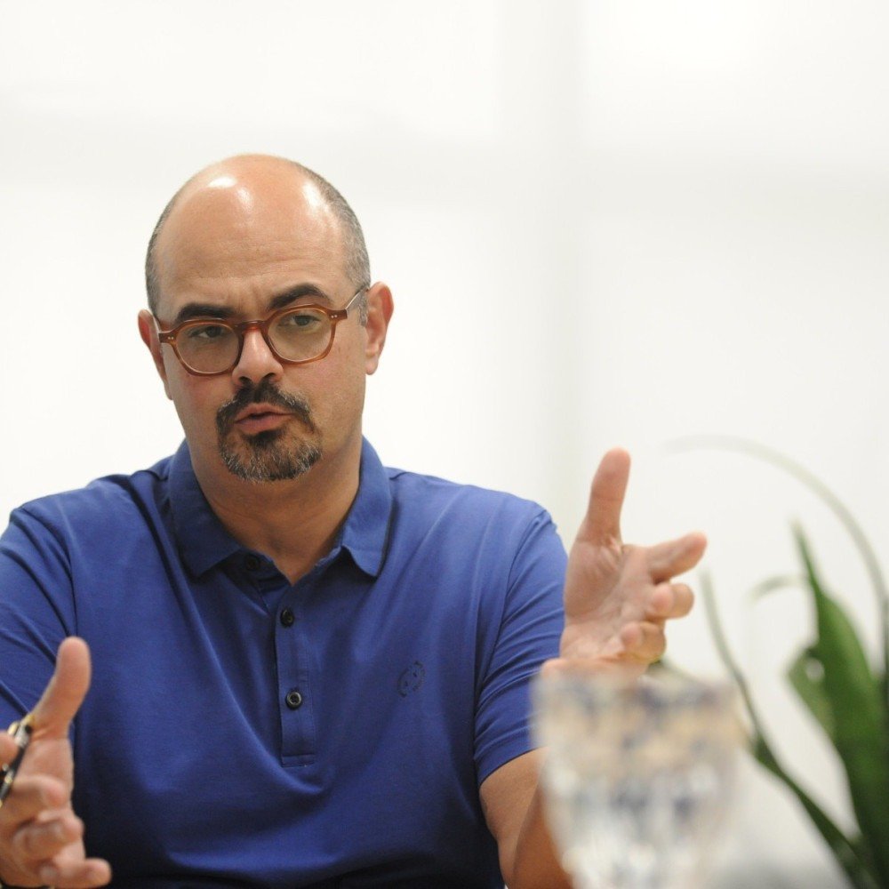 Simões abraça PEC articulada por oficial que já ameaçou Zema