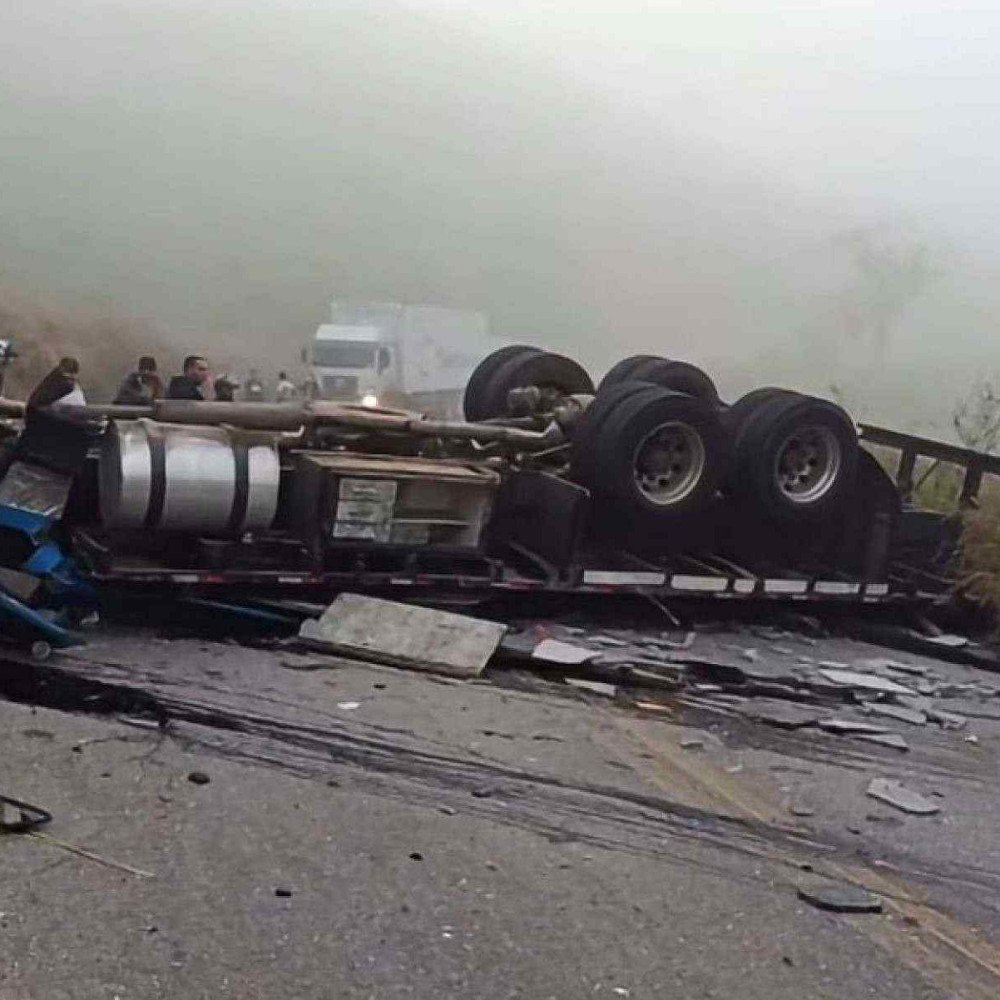 MG: caminhão tomba e interdita a MGC-265; motorista fica preso às ferragens