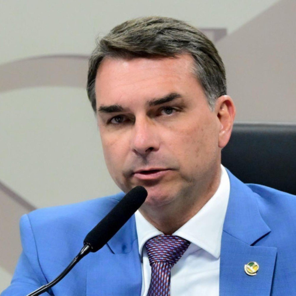 Na segurança, Flávio Bolsonaro se cerca de três deputados do PL
