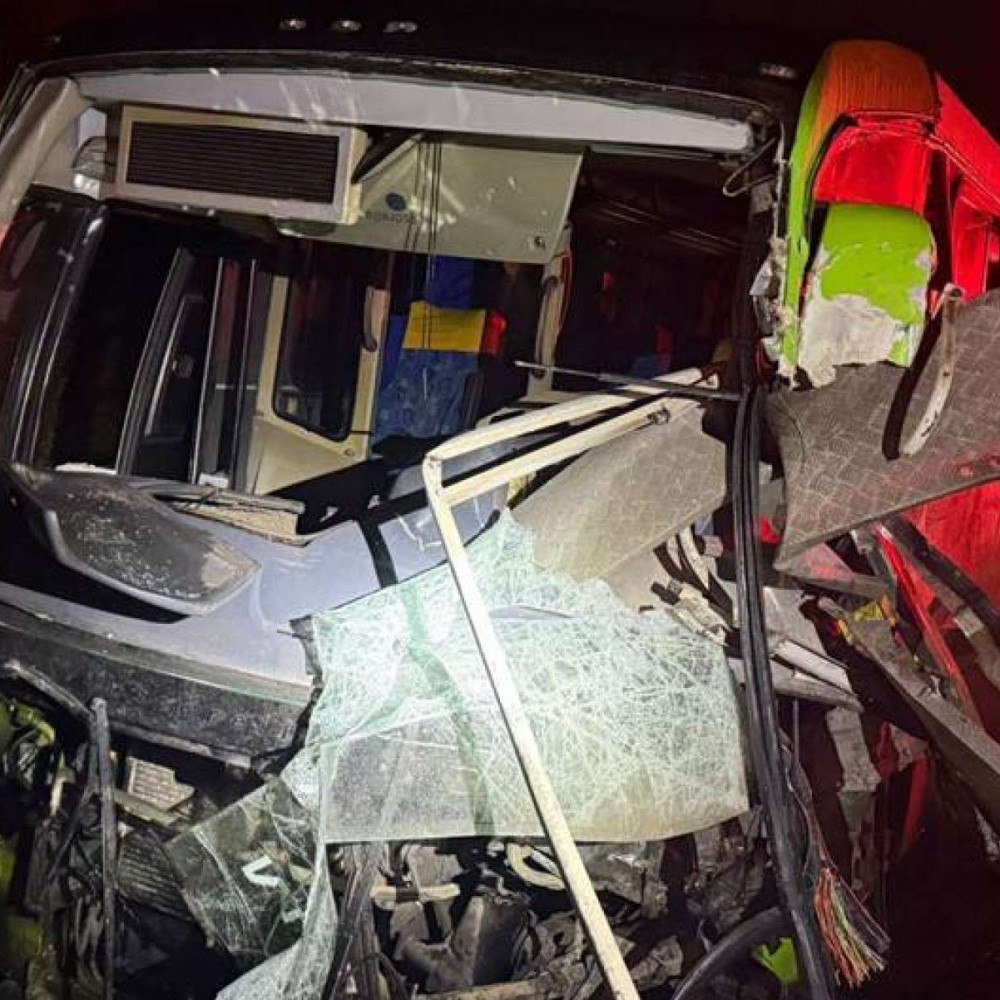 Motorista de carreta morre após bater em mureta e em ônibus na Fernão Dias
