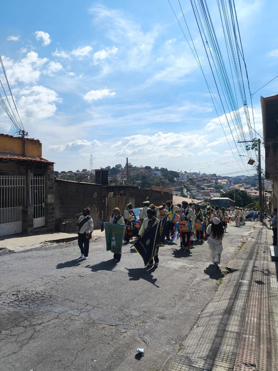 Guardas de congado homenageiam Nossa Senhora do Rosário em bairro de BH