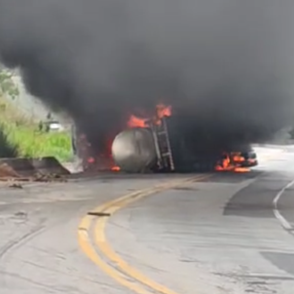 MG: motorista morre carbonizado em grave acidente na BR-262