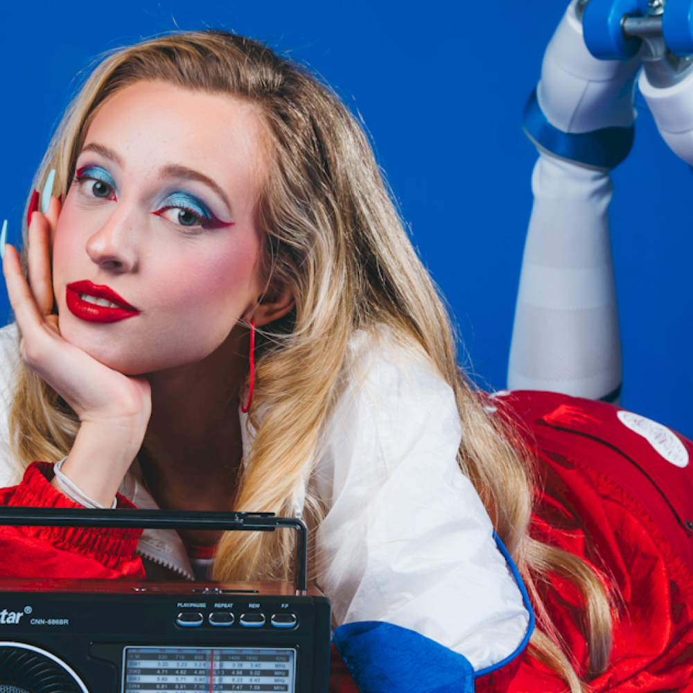 Isa Buzzi inicia nova era com o pop de ‘Coração Blindado'