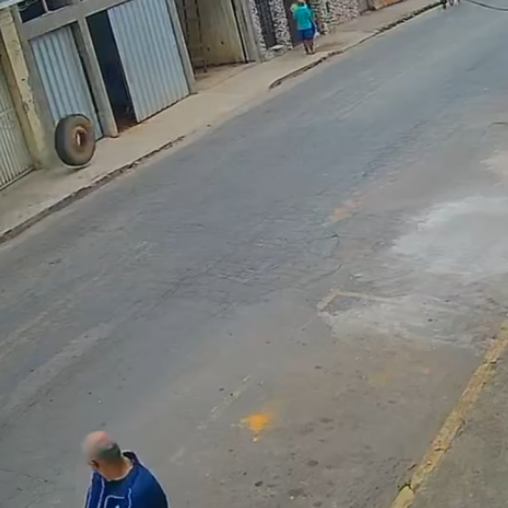 Roda de caminhão se solta e 'atropela' idoso de 77 anos em MG; vídeo